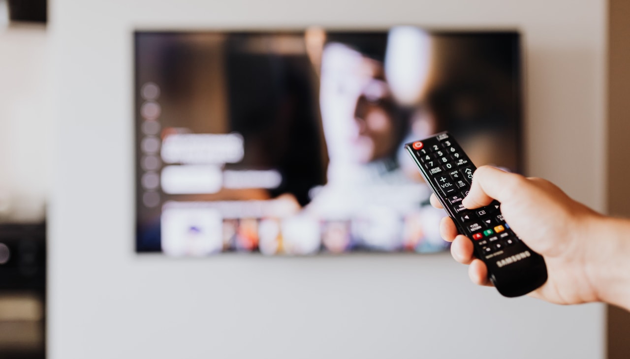 Kan je televisie kijken na een ooglidcorrectie? - Dutch Clinic